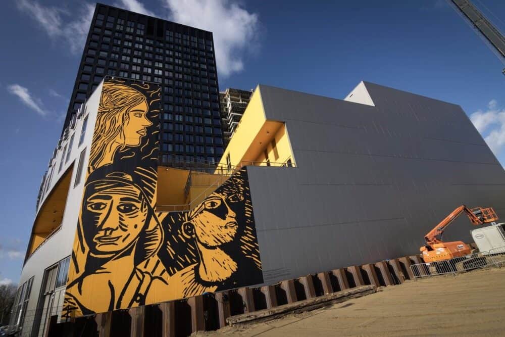 Kunstwerk ter ere van de start van de bouw Brinktoren en versregel van ...